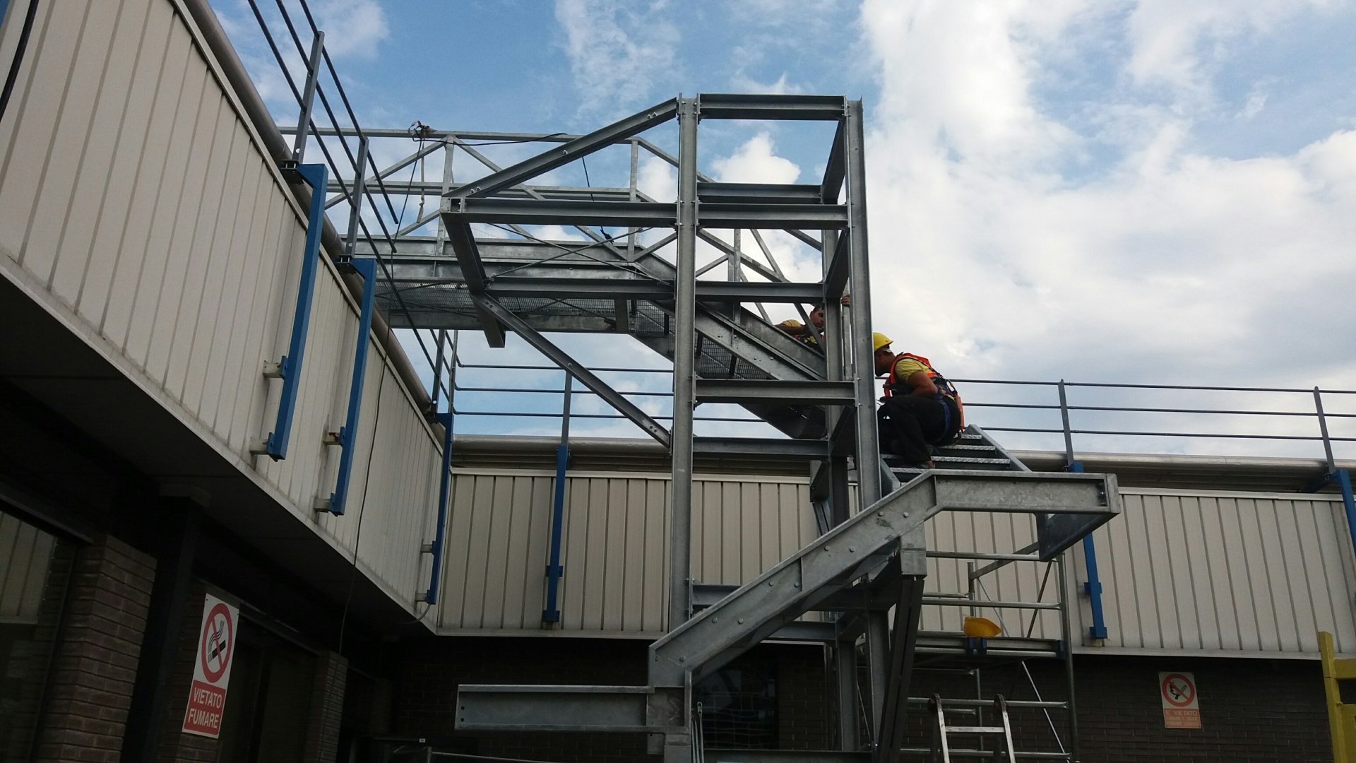 HERRERO realizza scale autoportanti come scale antincendio per edifici ...