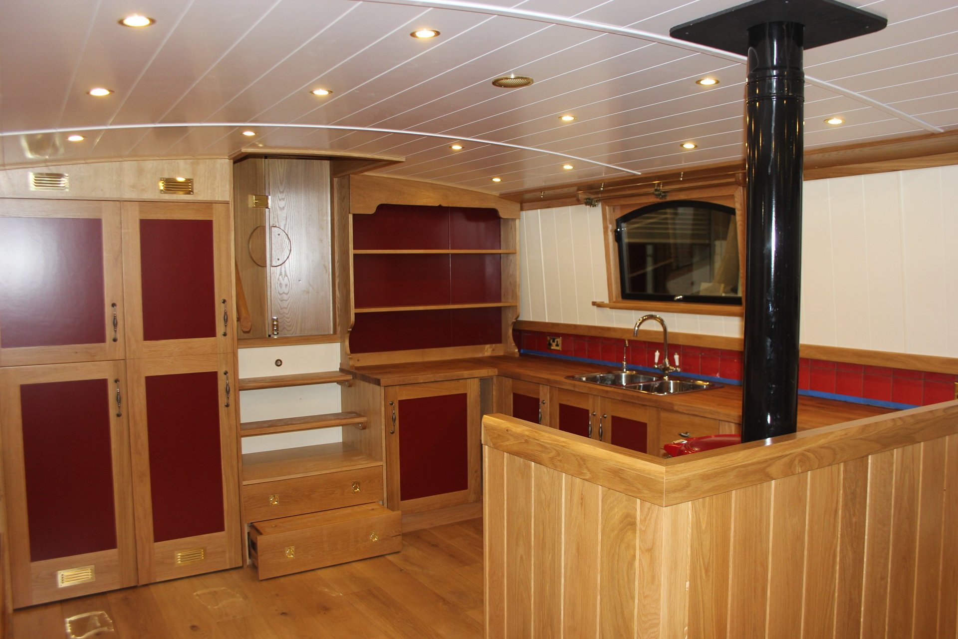 Wide beam boat building in Warwickshire