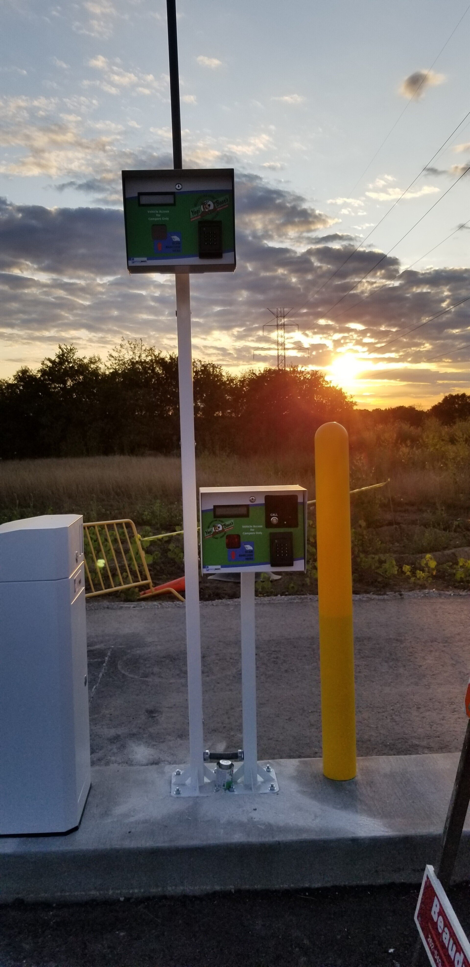Parking Lot Gate Systems - Barrier Gate for Cars | Parking BOXX