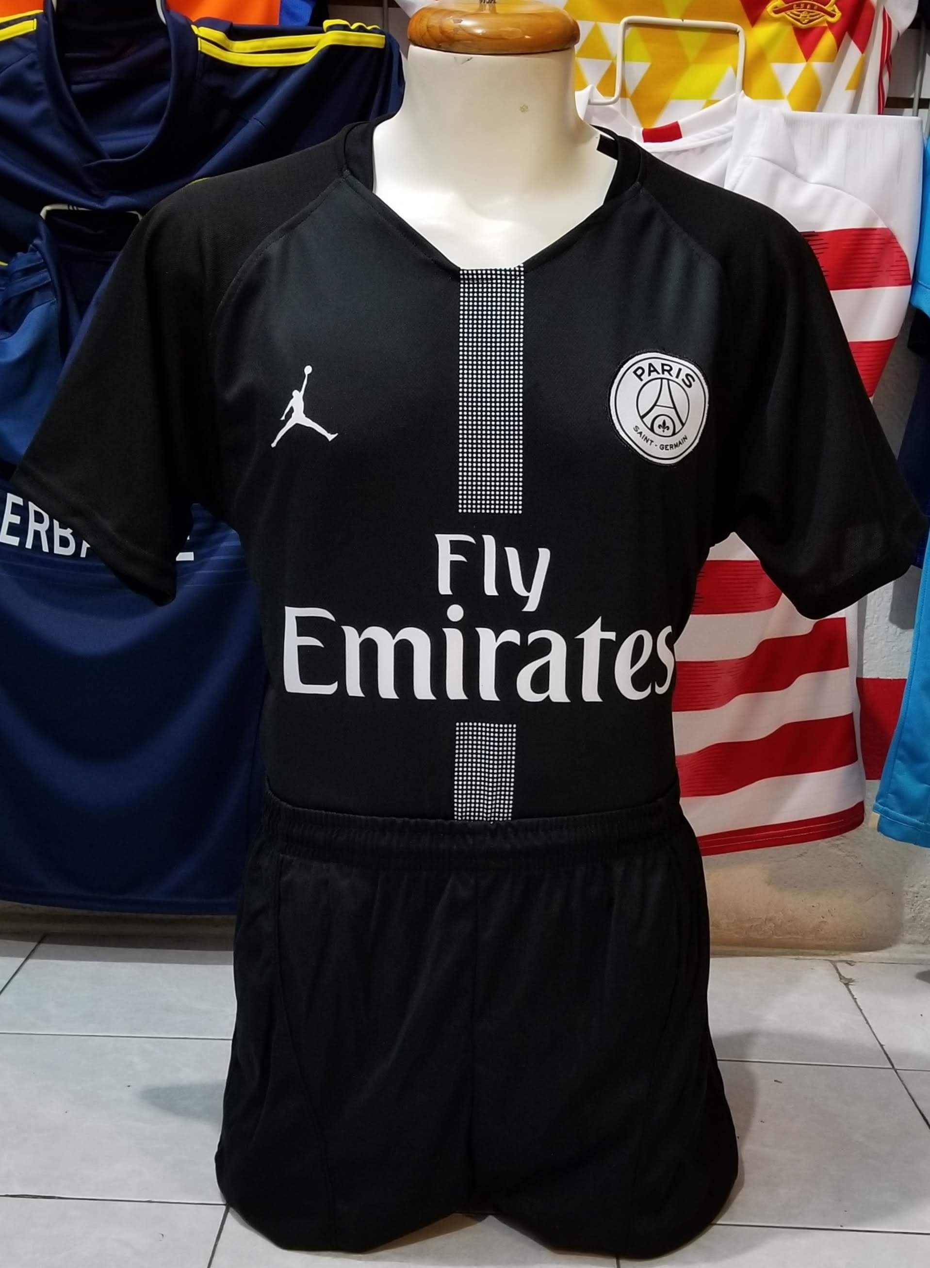 A la venta ya los 3 uniformes del Paris St. Germain 2018