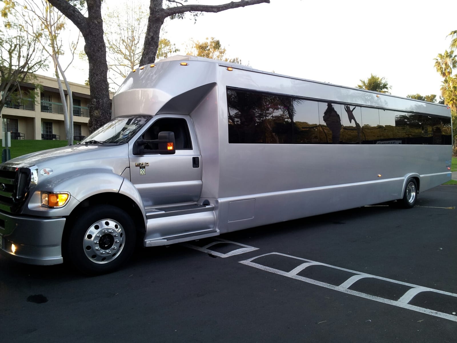 Starz Limousine Inc. | Luxury Limousine & Party Bus Service