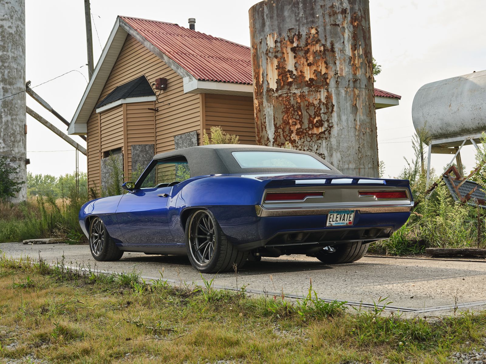Gumer Alvero's custo built car, a 1969 Camaro. Built in Illinois