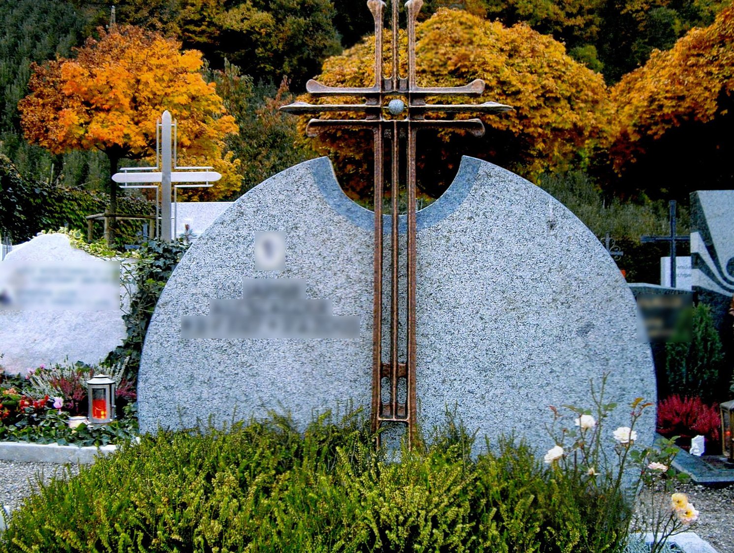 Here you will find gravestones made of natural stone.