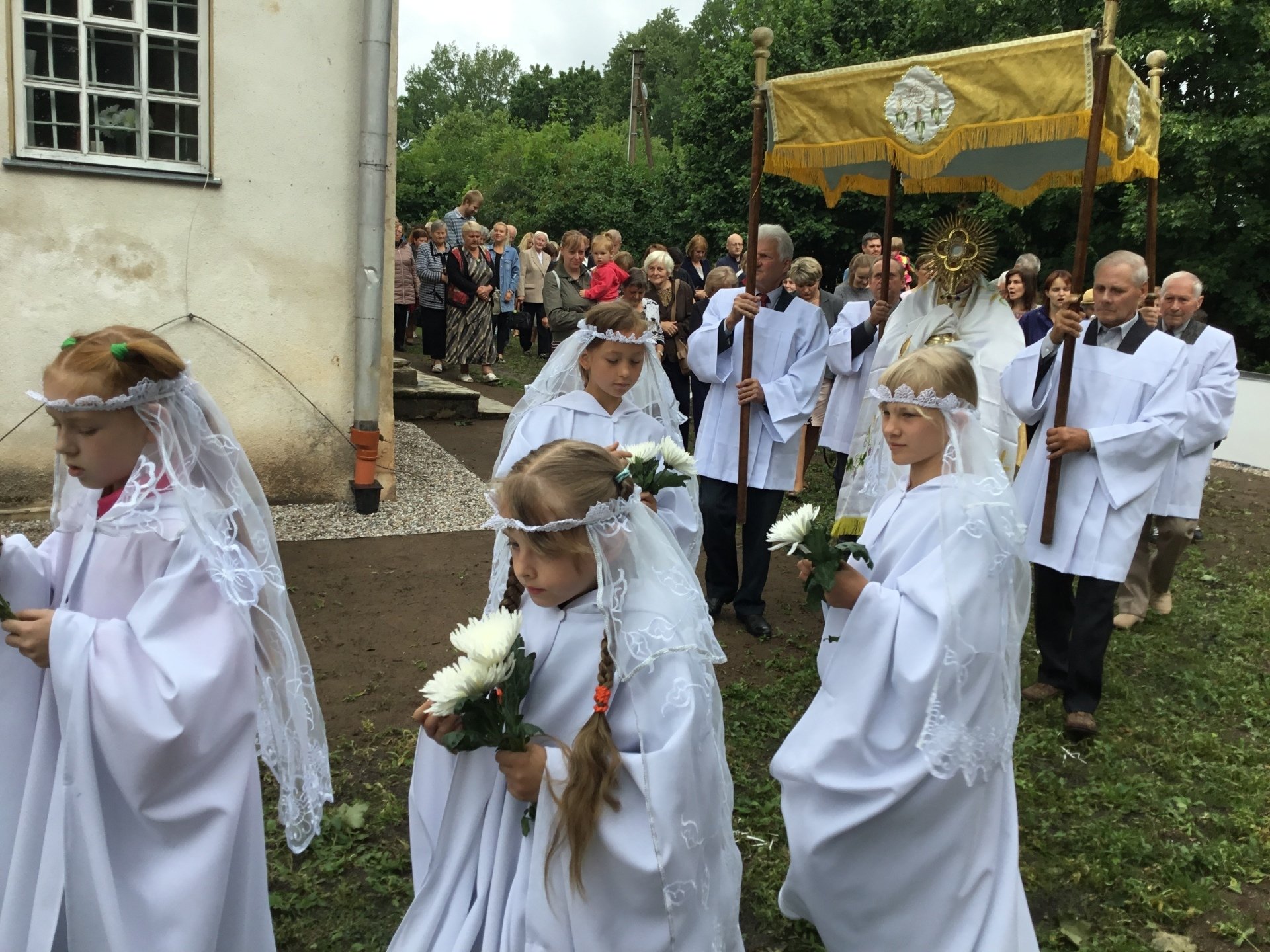 2018 06 24 Tituliniai atlaidai vėl su procesija aplink bažnyčią