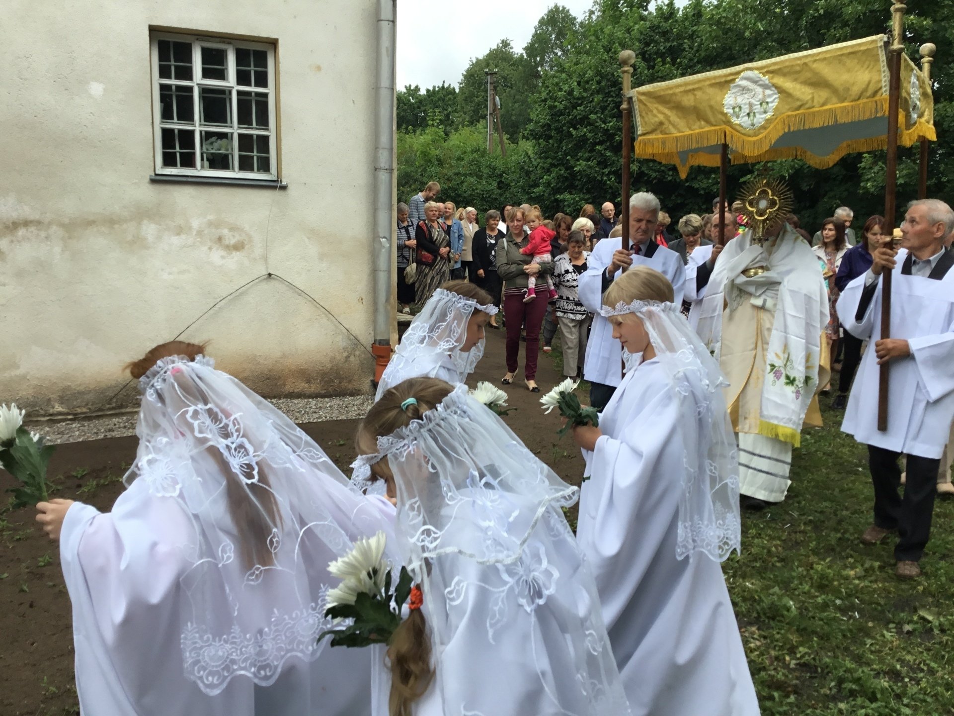 2018 06 24 Tituliniai atlaidai vėl su procesija aplink bažnyčią