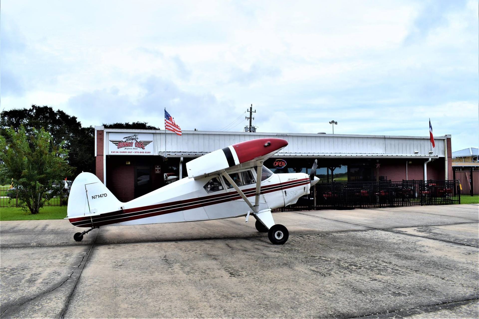 Runway Cafe | SEAFOOD RESTAURANT Angleton, TX