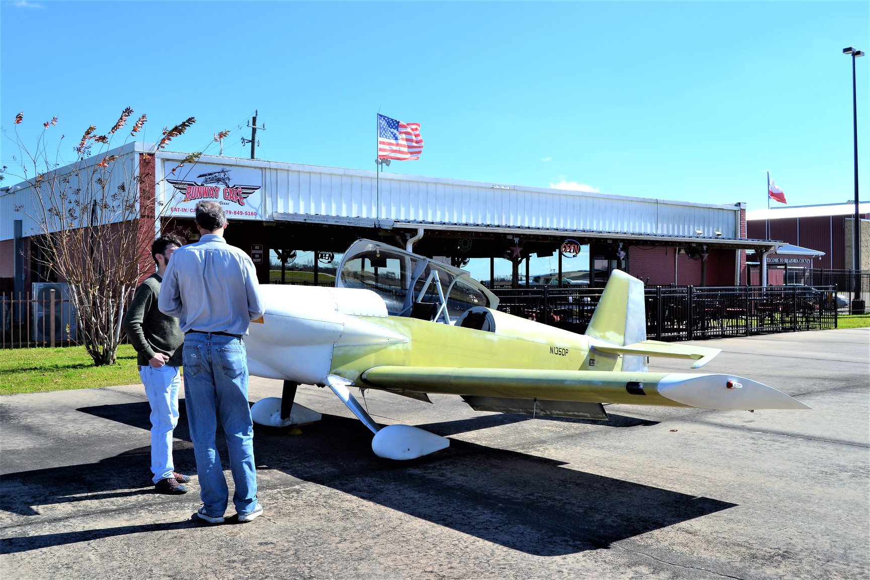 Runway Cafe | SEAFOOD RESTAURANT Angleton, TX