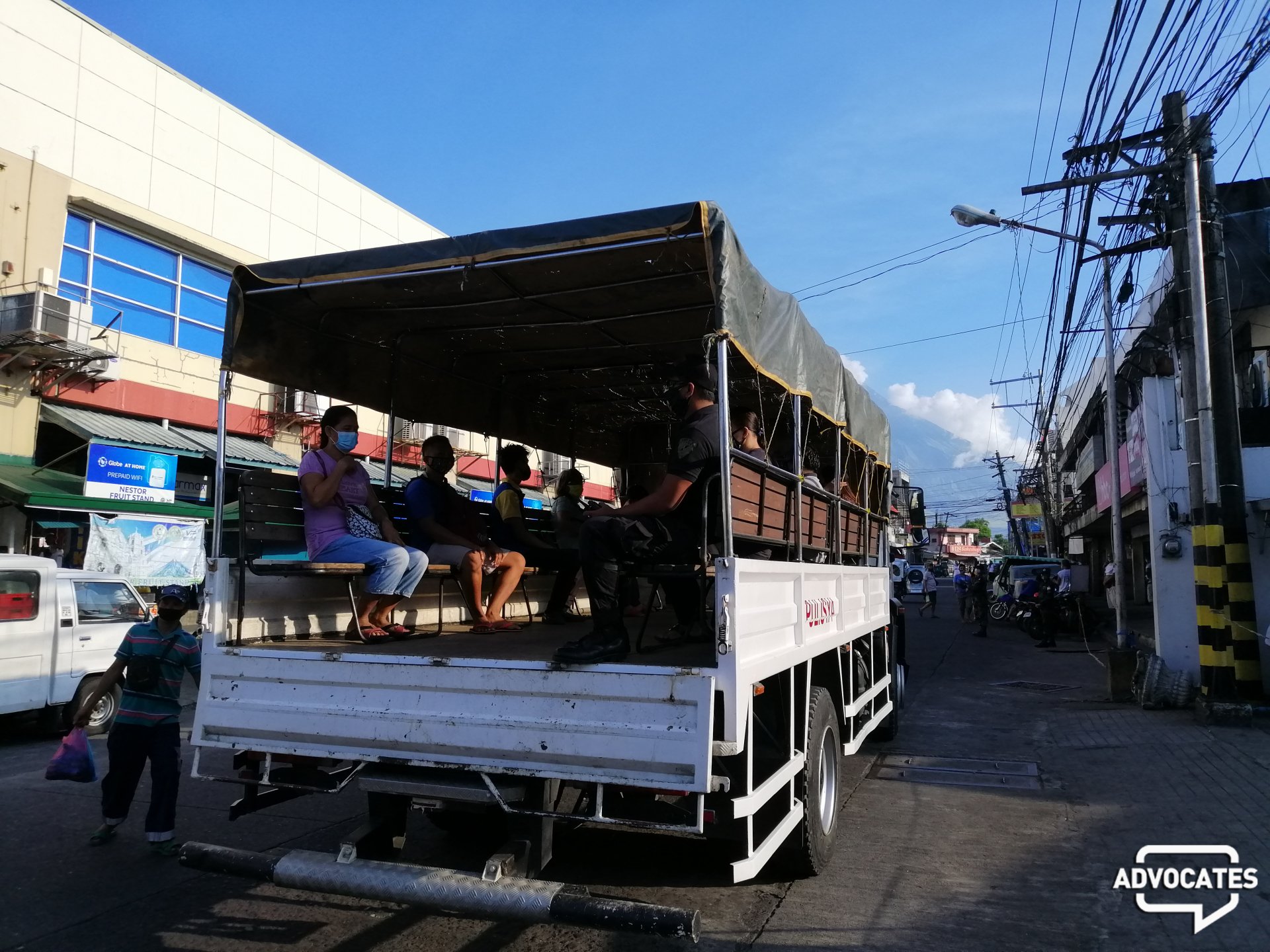PNP Bicol helps commuters with Libreng Sakay PNP Bicol helps commuters with Libreng Sakay