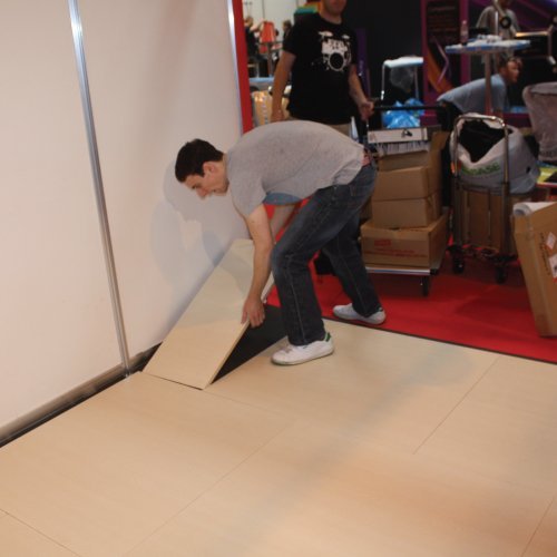 portable-flooring-for-retail-pop-up-stands