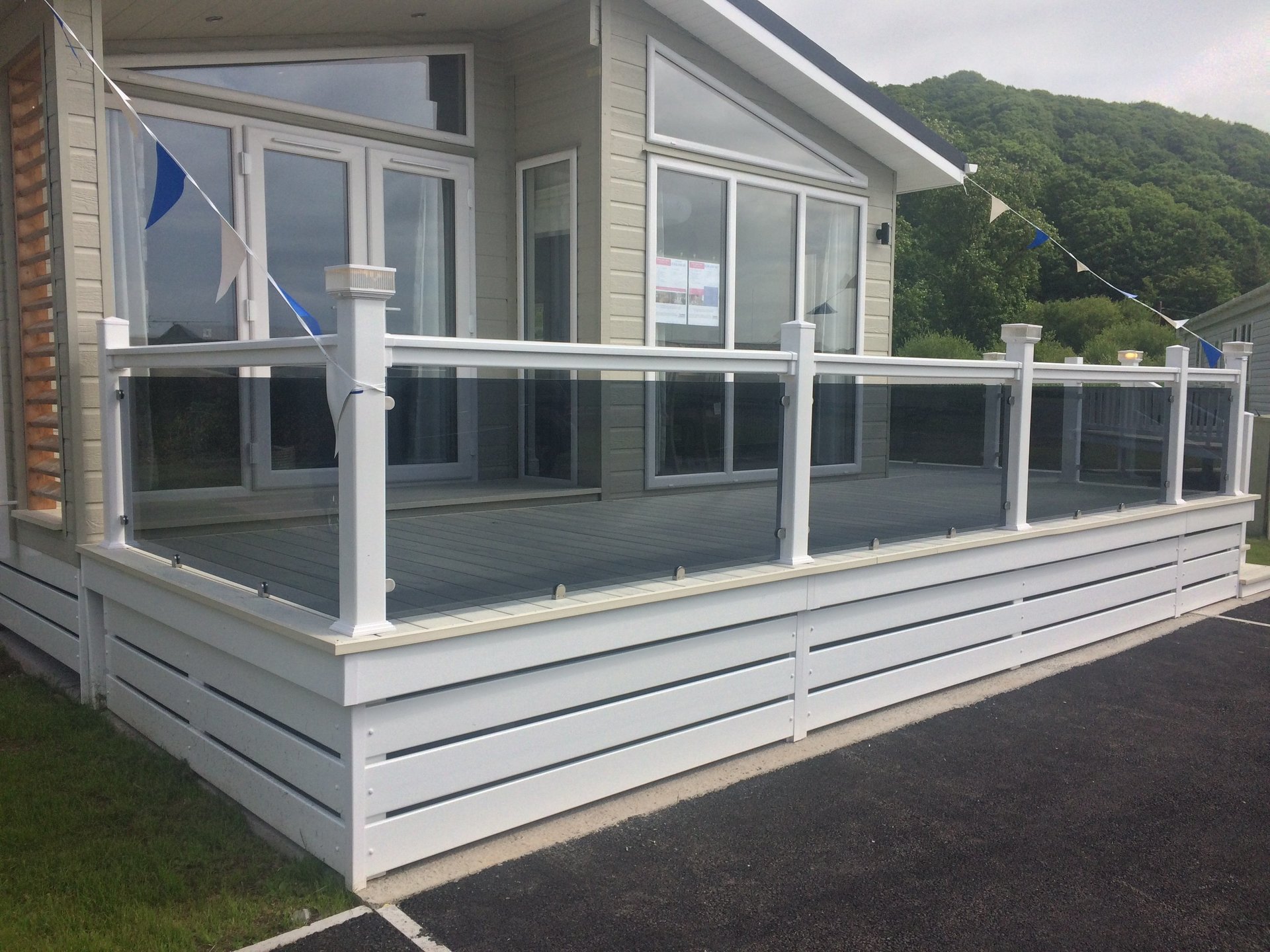 Lodge decking, Twin units