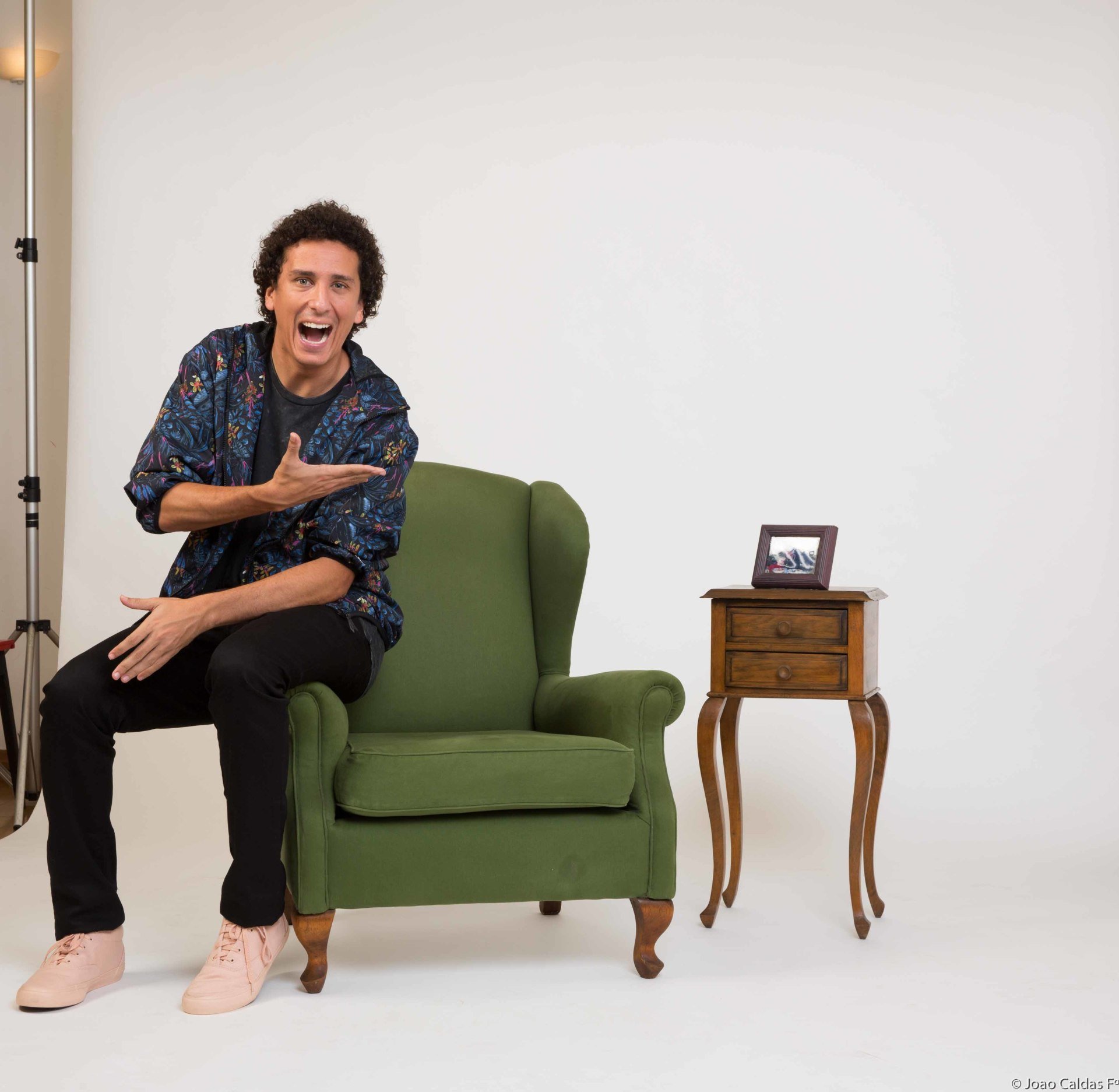 Comediante Rafael Portugal volta a Goiânia com stand up Eu Comigo Mesmo