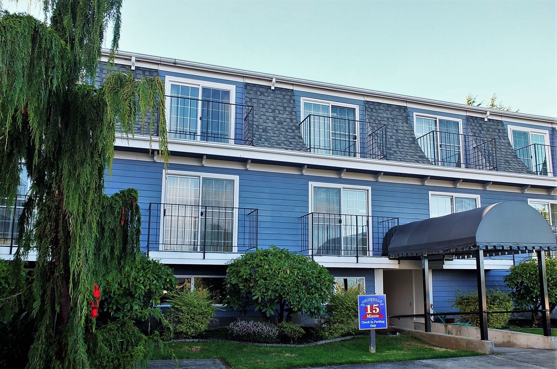 Complementary conference room while staying at the Coupeville Inn