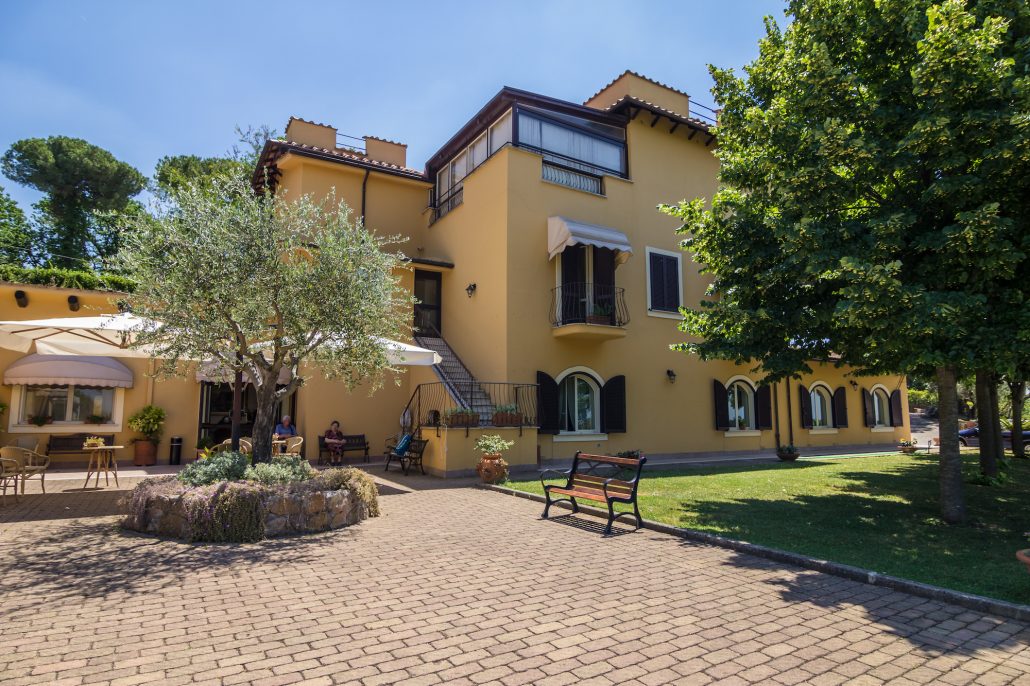 Ospizio con spazi verdi | Fonte Nuova, RM | Nomentana Resort