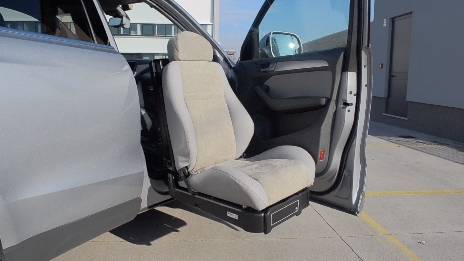 Allestimenti speciali: sedili girevoli - Terni - Soricar srl