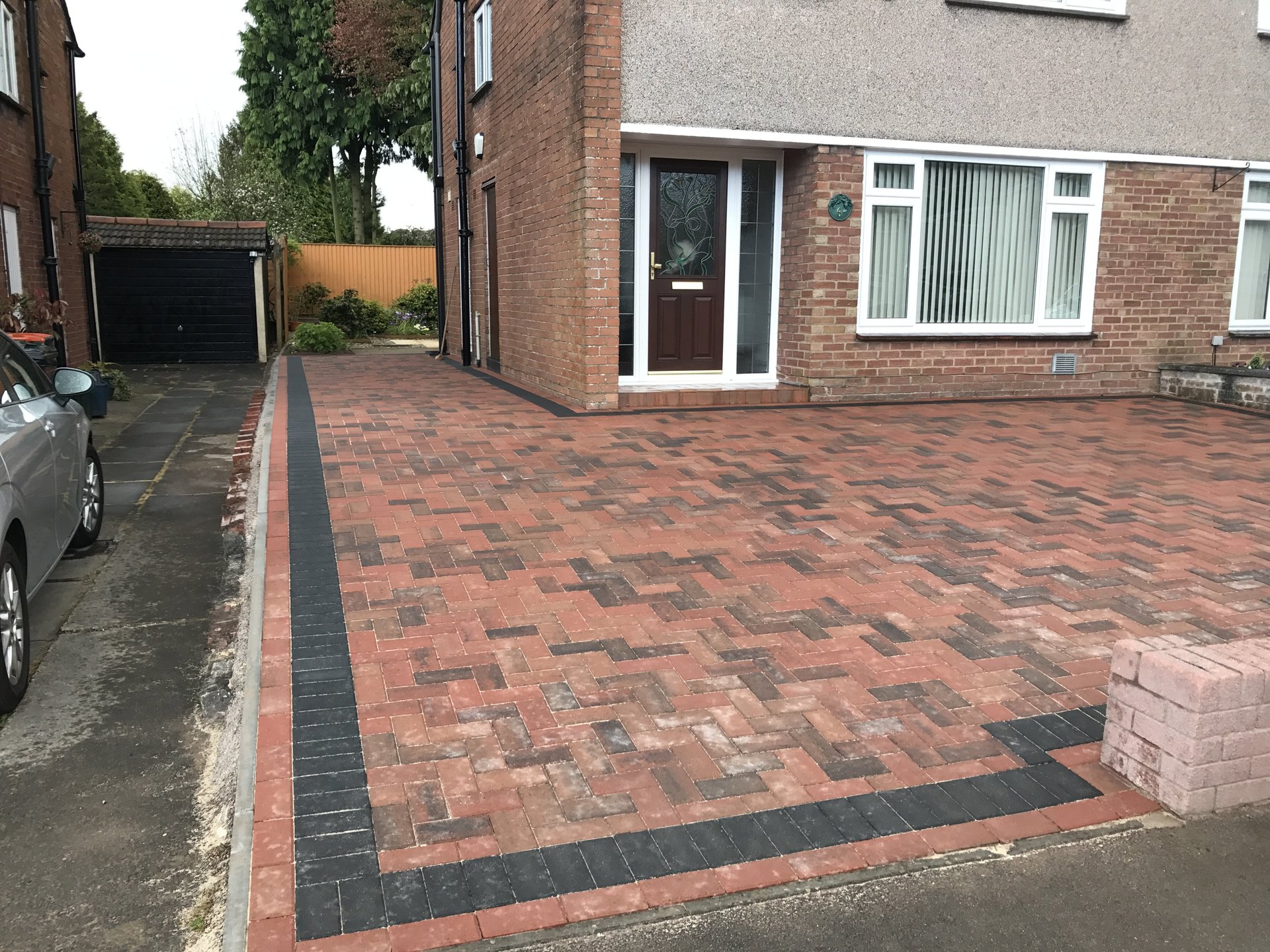 Patio laying experts: Edge to Edge Paving Specialists Ltd