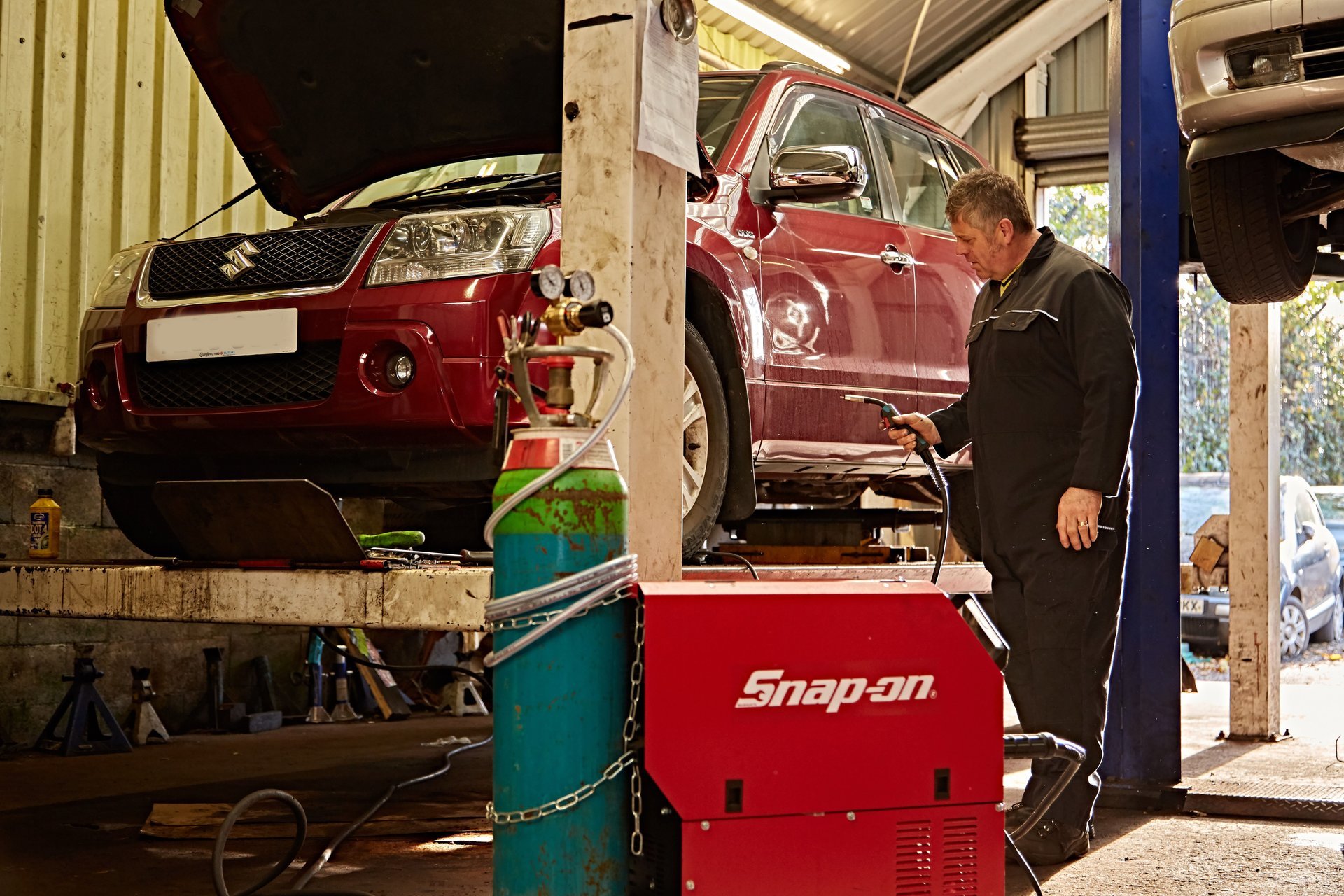 Expert mechanics at Steve Plain Peugeot and Citroen Specialist