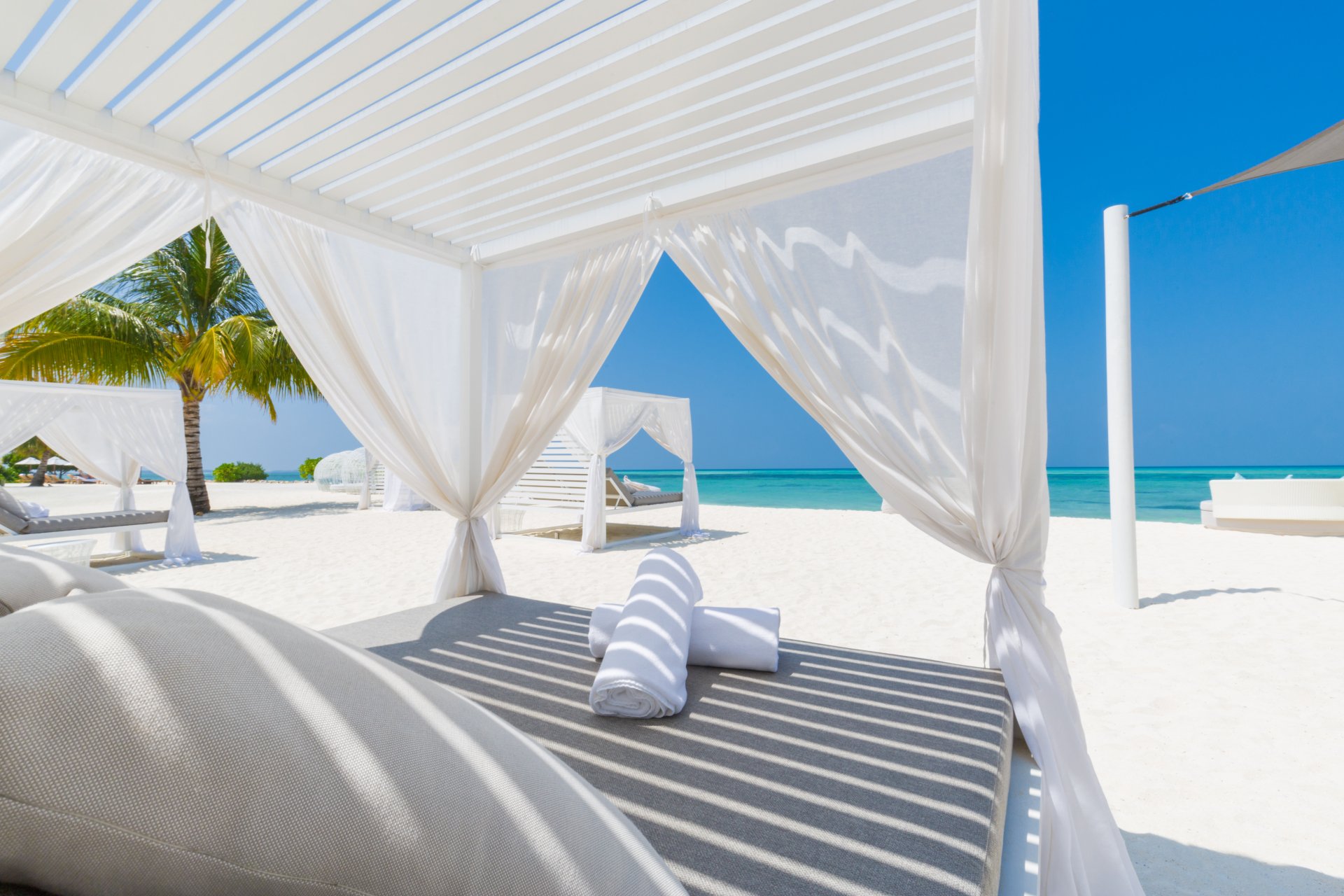 Real Estate & Hotels Broker