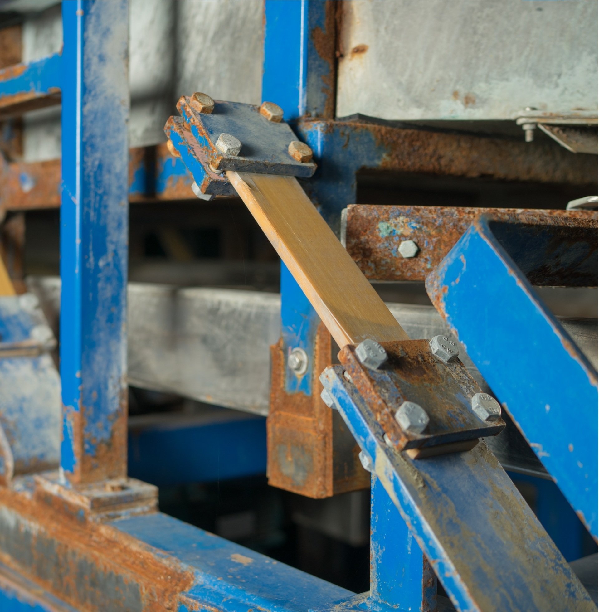 Omecha projektuoja, gamina, montuoja pramonius irengimus