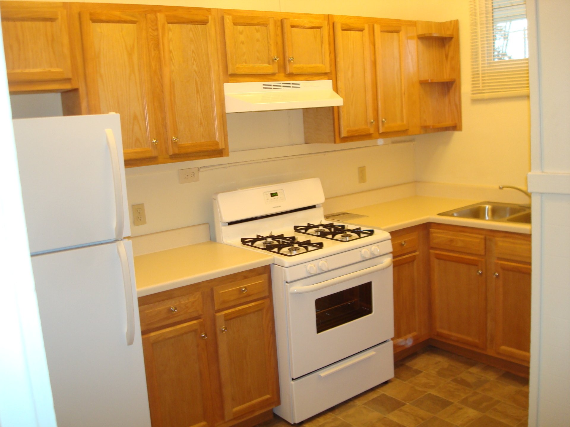 Photos of Unit C | Coconut Grove Apts in Bowling Green, OH