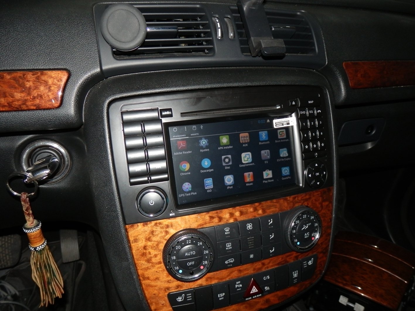 Pantalla Android 8" con pantallas traseras en reposazabezas en Mercedes R