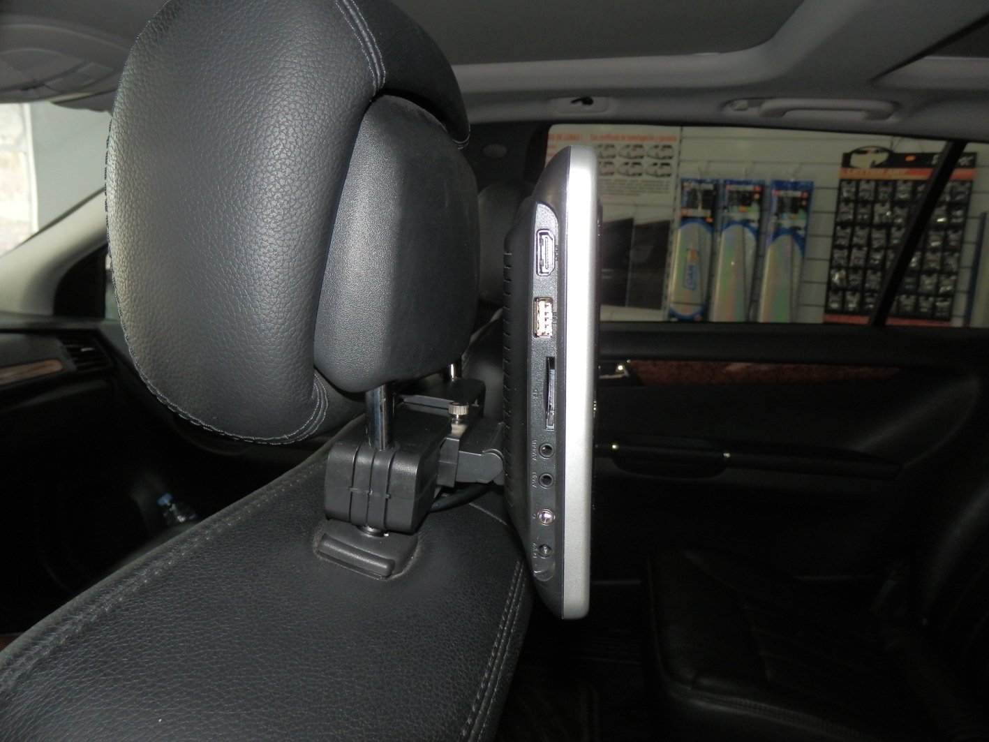 Pantalla Android 8" con pantallas traseras en reposazabezas en Mercedes R