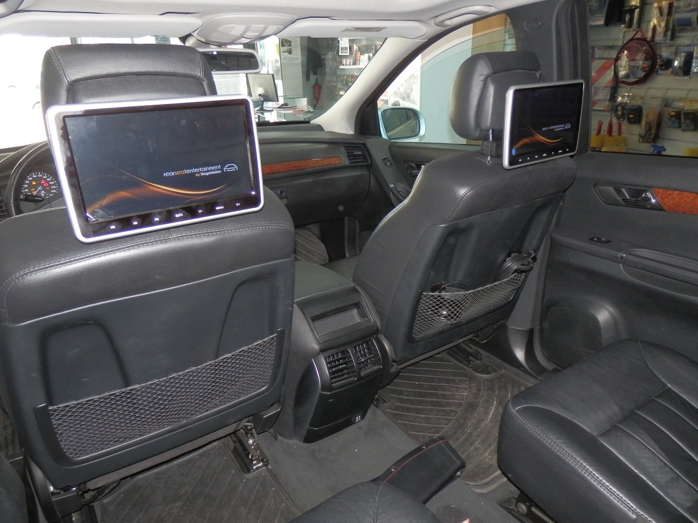 Pantalla Android 8" con pantallas traseras en reposazabezas en Mercedes R