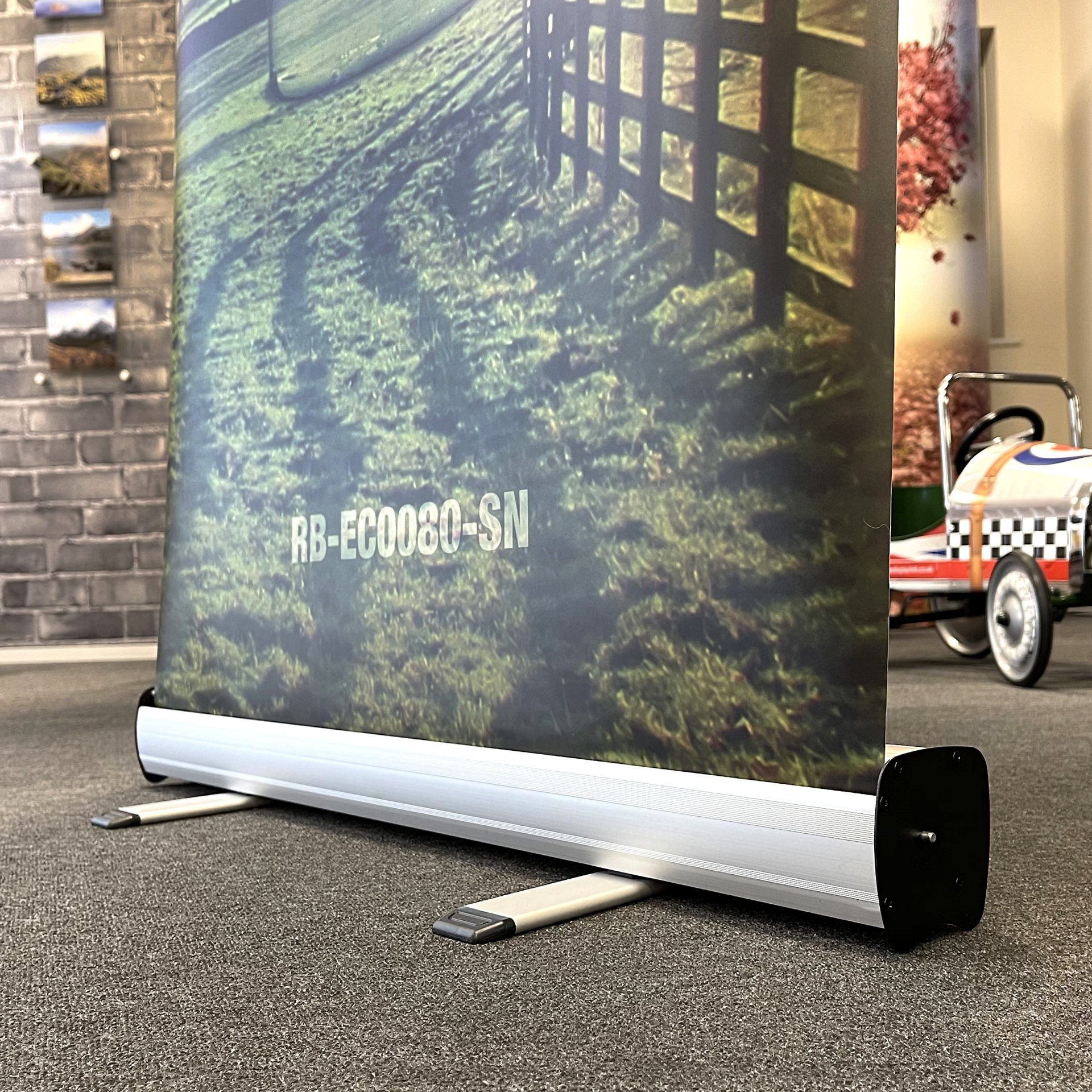 Grasshopper Roller Banner - Quality budget pull up stand