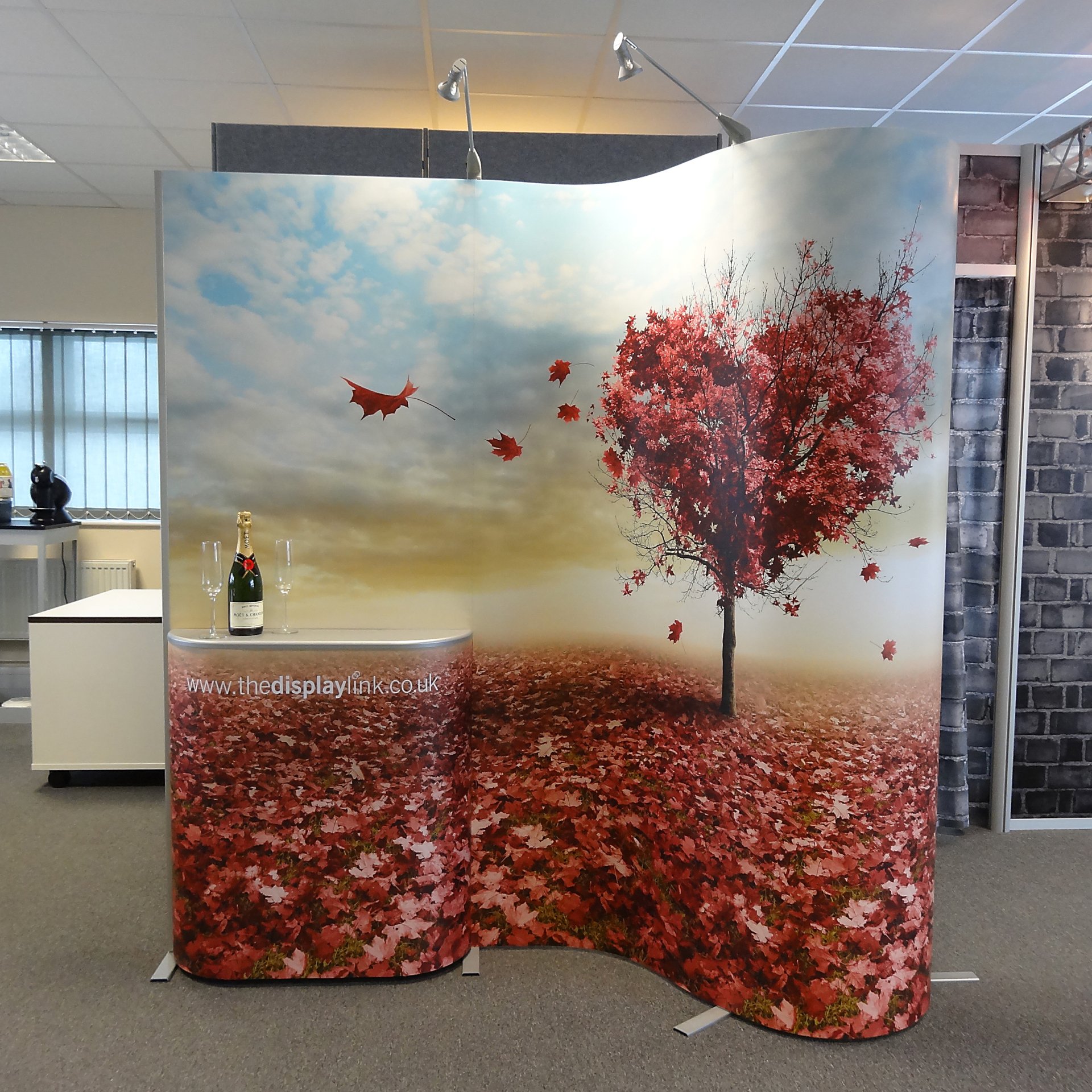 ISOframe Wave | Curved Exhibition Stand | Flexible display