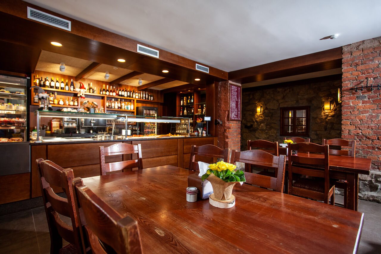 Kafejnīca "PAGRABIŅŠ" | HOTEL CĒSIS