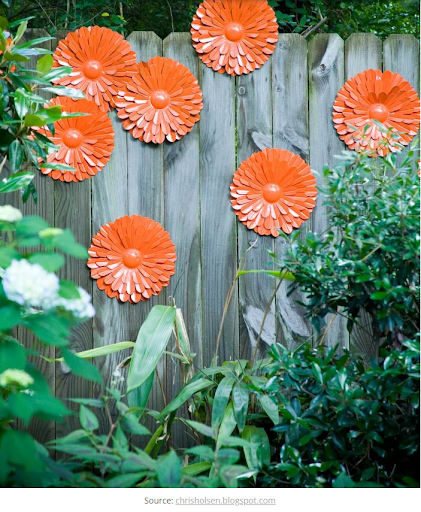 5 Backyard Fence Decoration Ideas