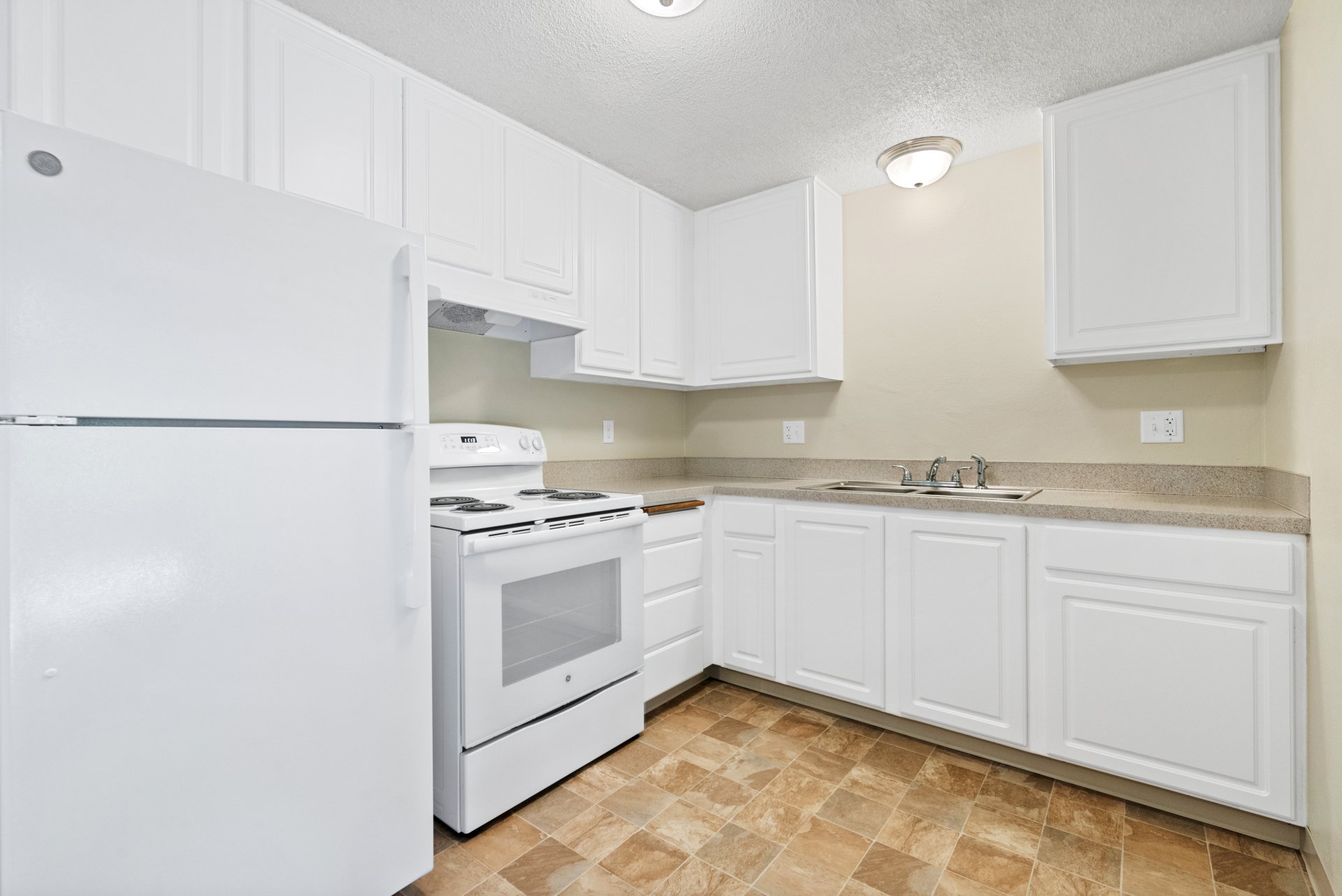 Village Inn | Springfield, OR Apartments with Pool