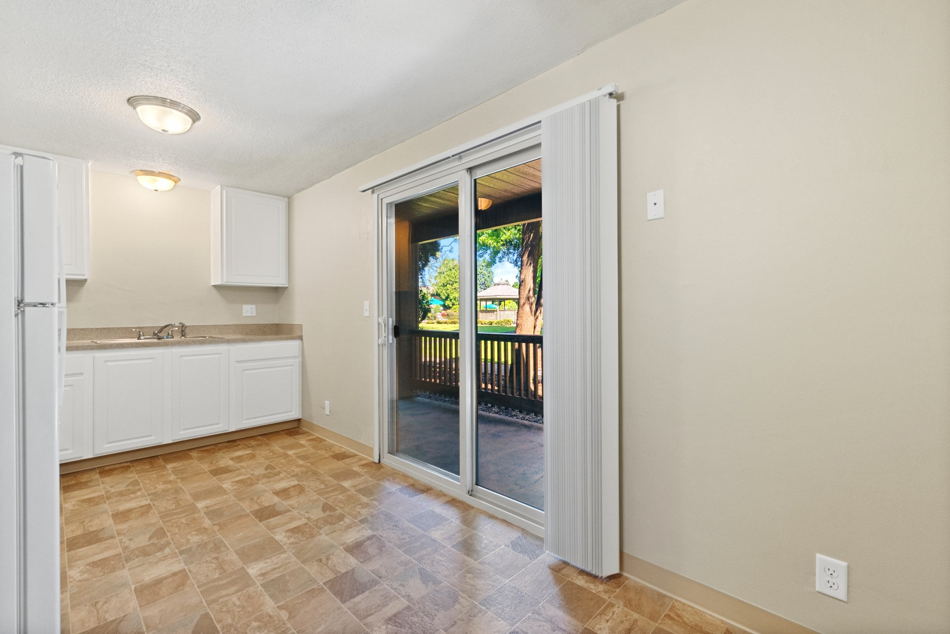 Village Inn | Springfield, OR Apartments with Pool