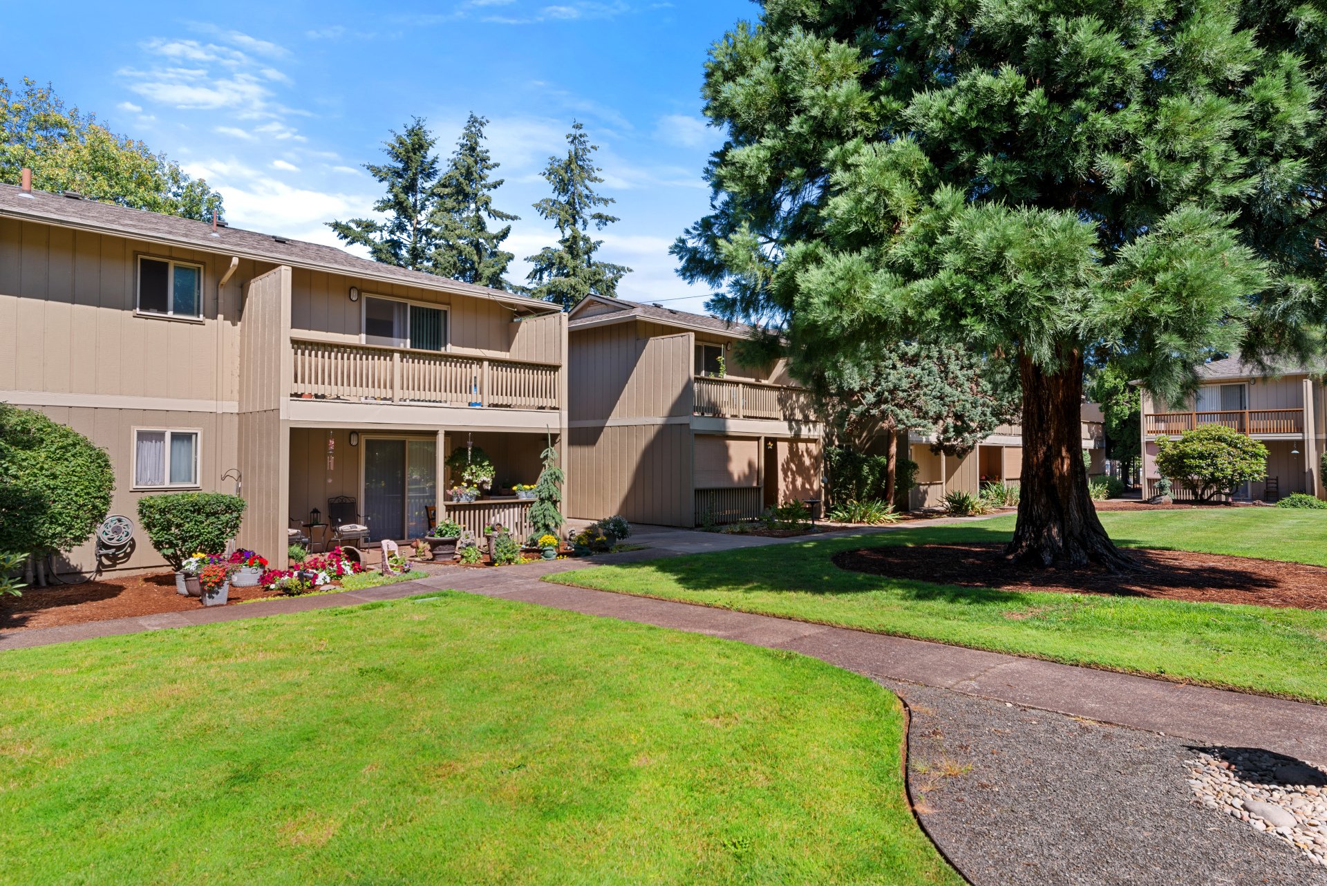 Village Inn | Springfield, OR Apartments with Pool