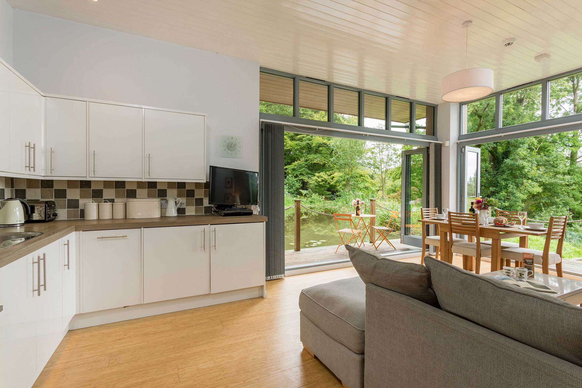 Romantic Secluded Riverside Fishing Lodge