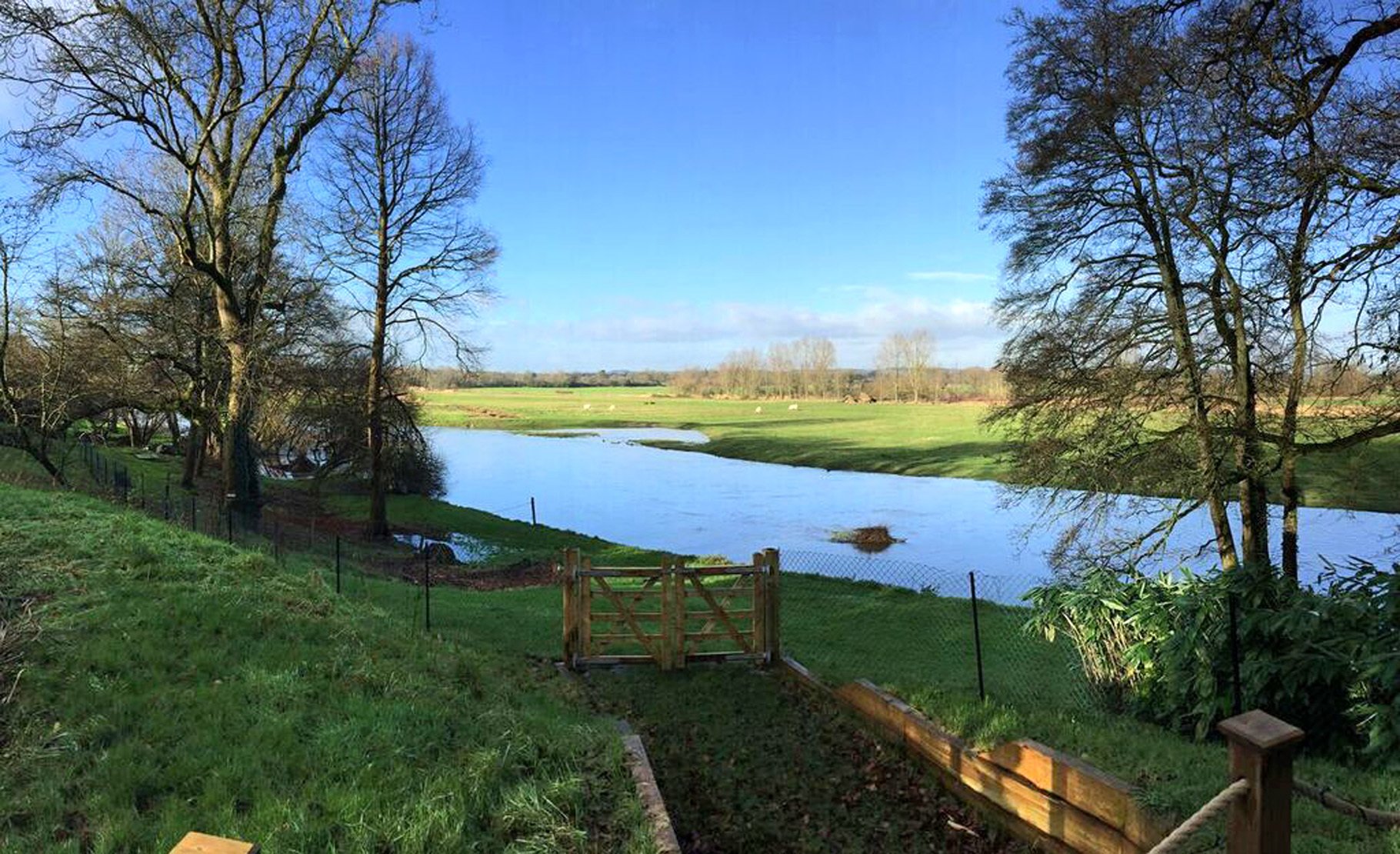Romantic Secluded Riverside Fishing Lodge