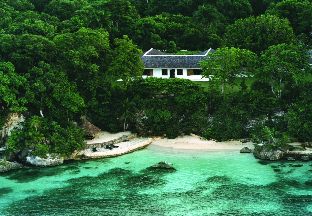 On the tracks of 007 - The ultimate guide to the James Bond filming ...