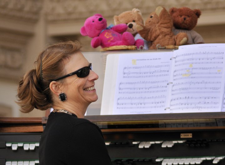 Alison Luedecke, Organist & Harpsichordist