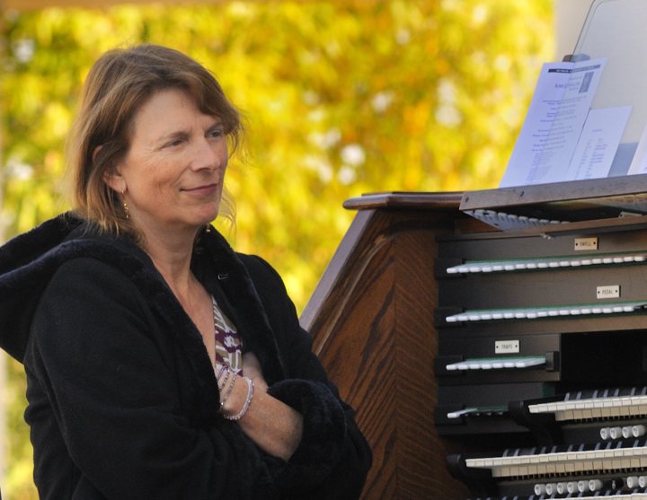 Alison Luedecke, Organist & Harpsichordist