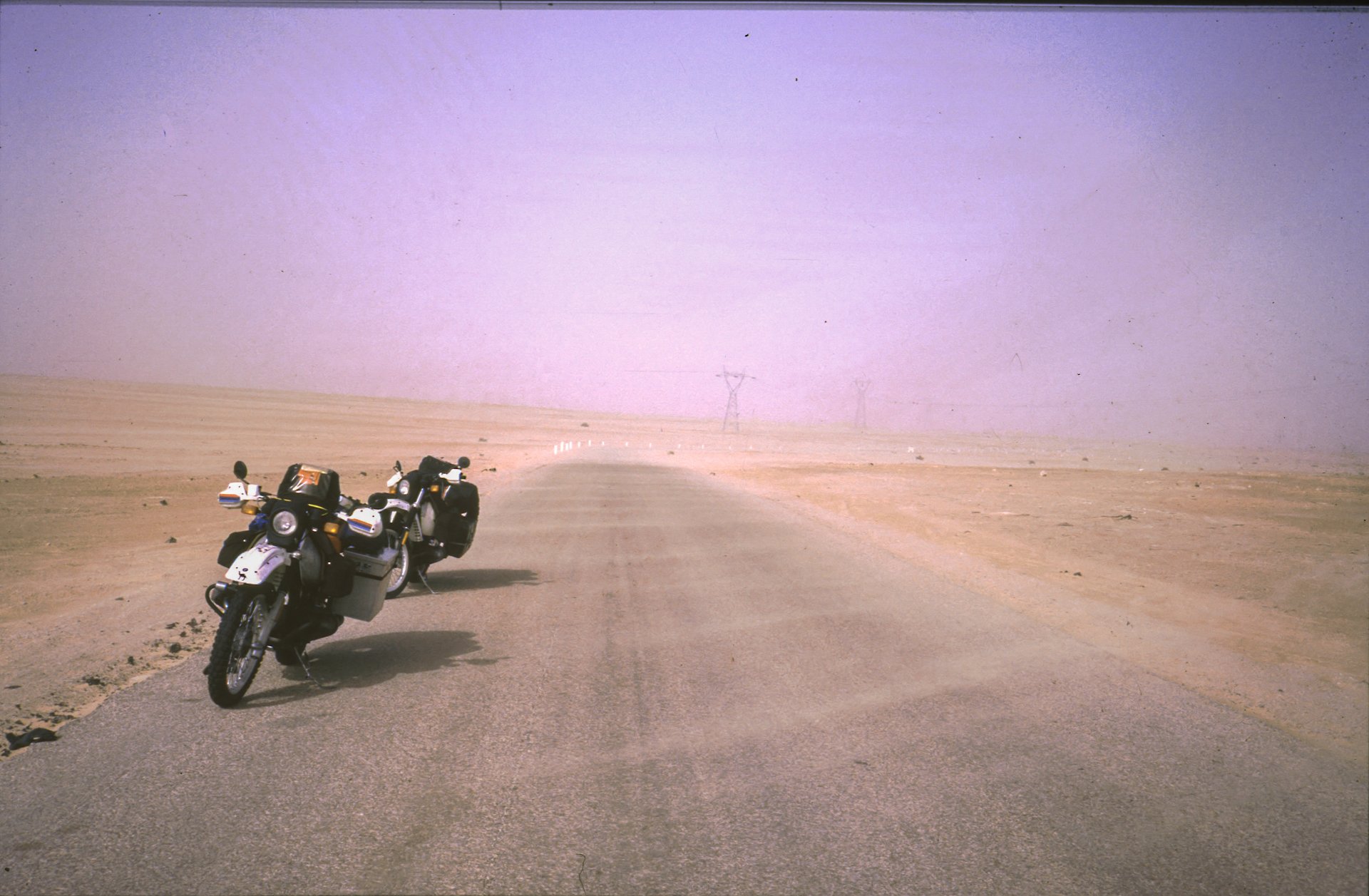 Hay & José Smits schilderijen en bijzondere reizen van met de motor of 4x4