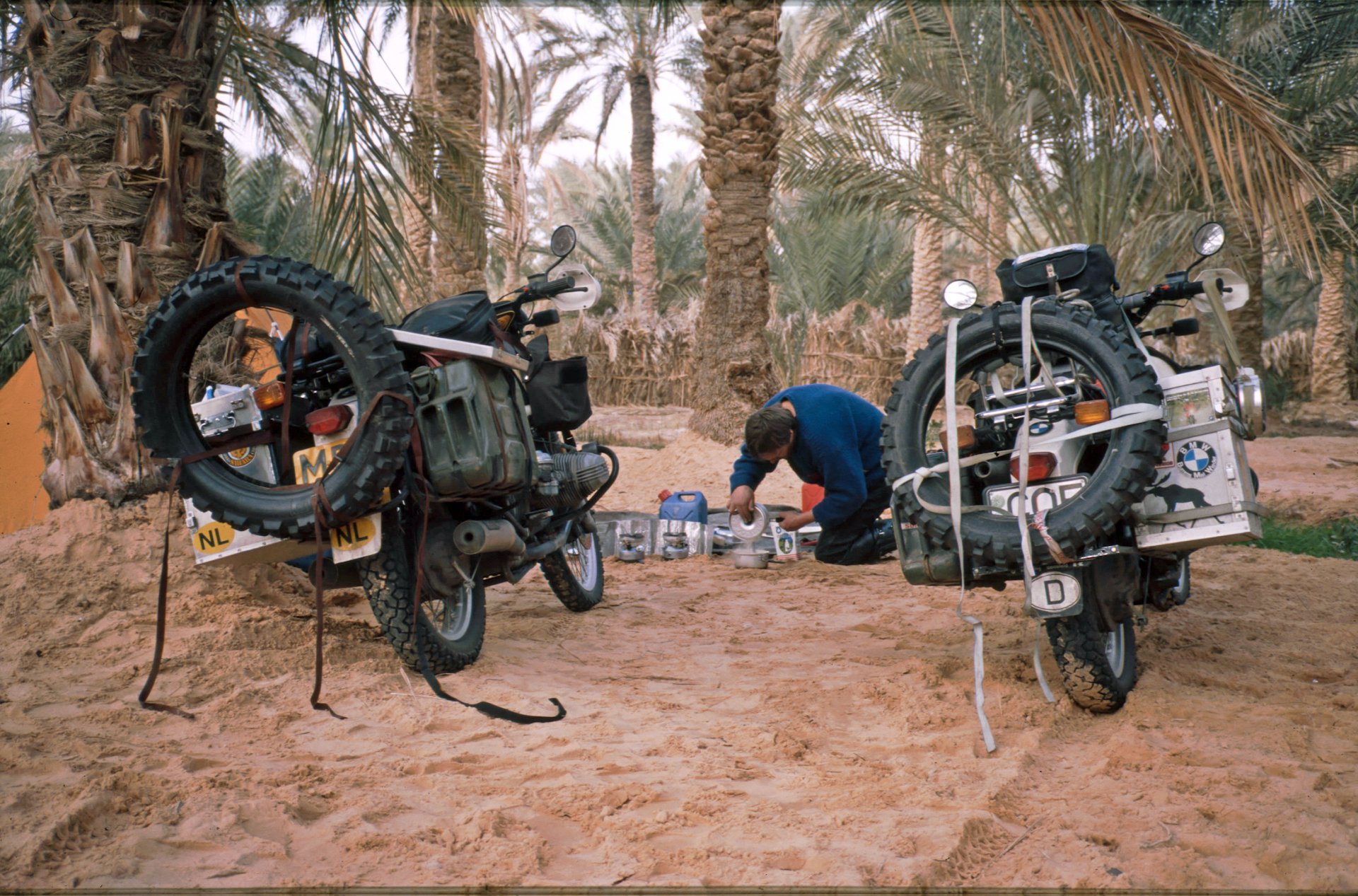 Hay & José Smits schilderijen en bijzondere reizen van met de motor of 4x4