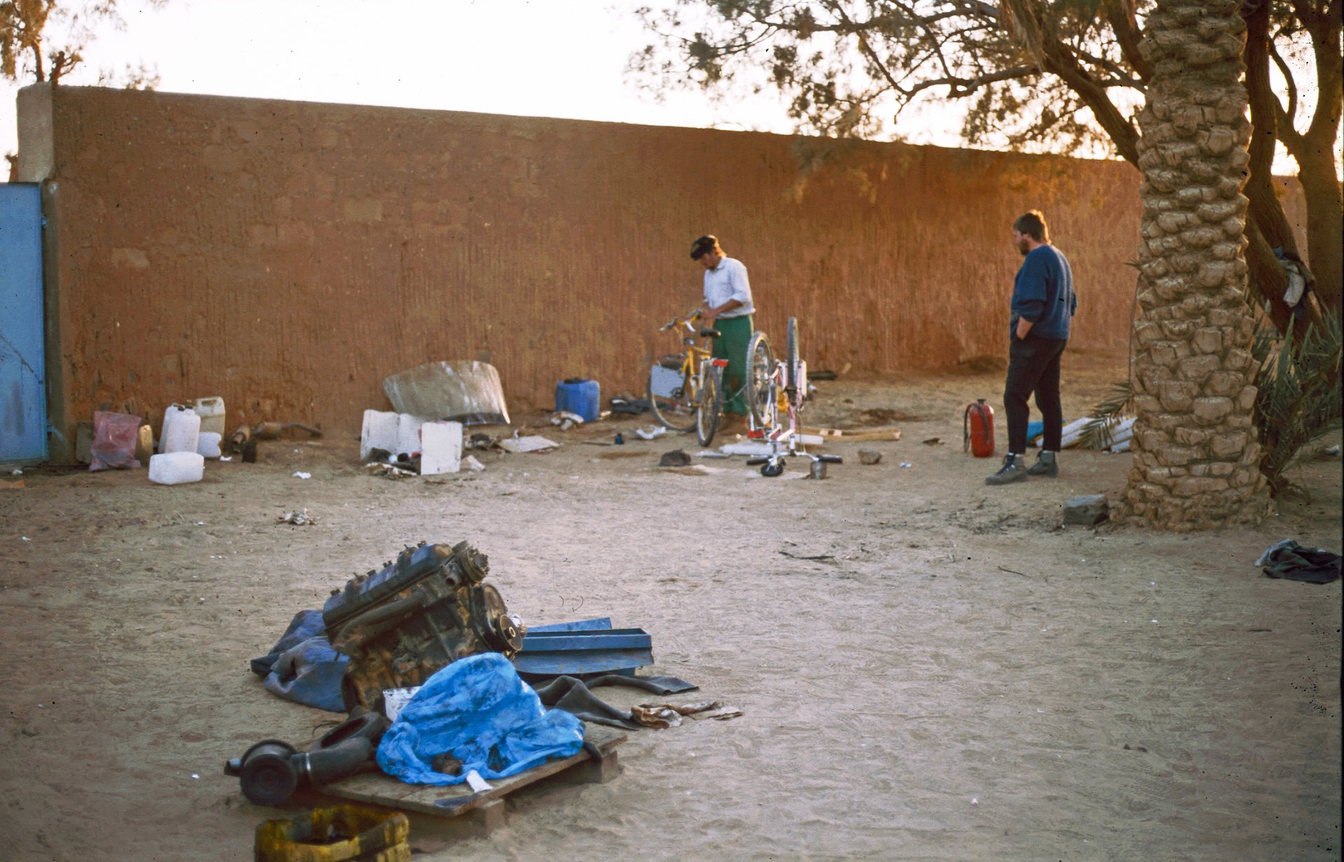 Hay & José Smits schilderijen en bijzondere reizen van met de motor of 4x4