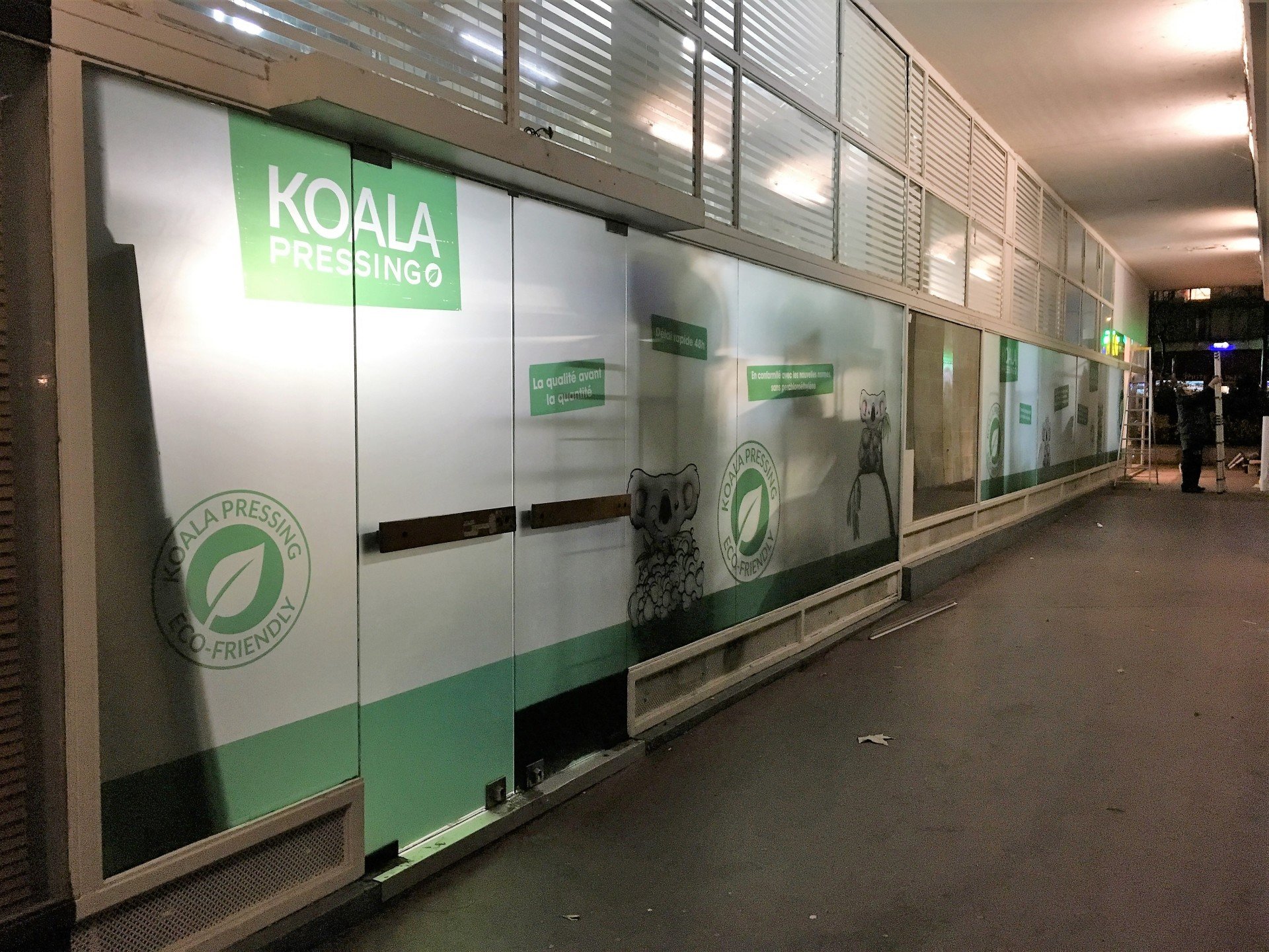 Vitrophanie, stickers et marquage vitrine | Caligraf