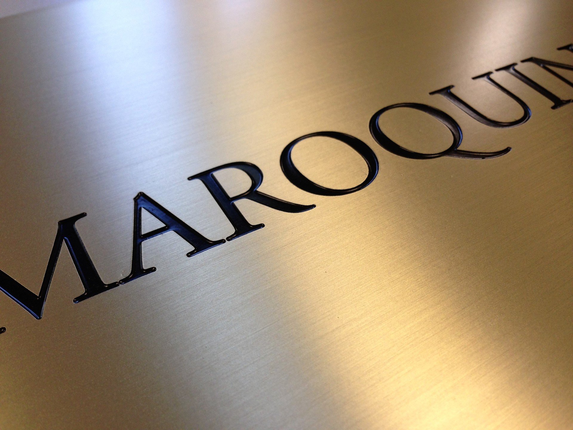 Plaques professionnelles gravées et imprimées