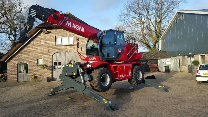 Compact Telescopic Handler | Magni RTH 5.25