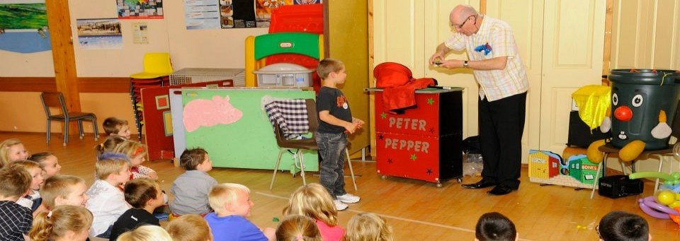 Family-friendly magician | Peter Pepper Children's Entertainer