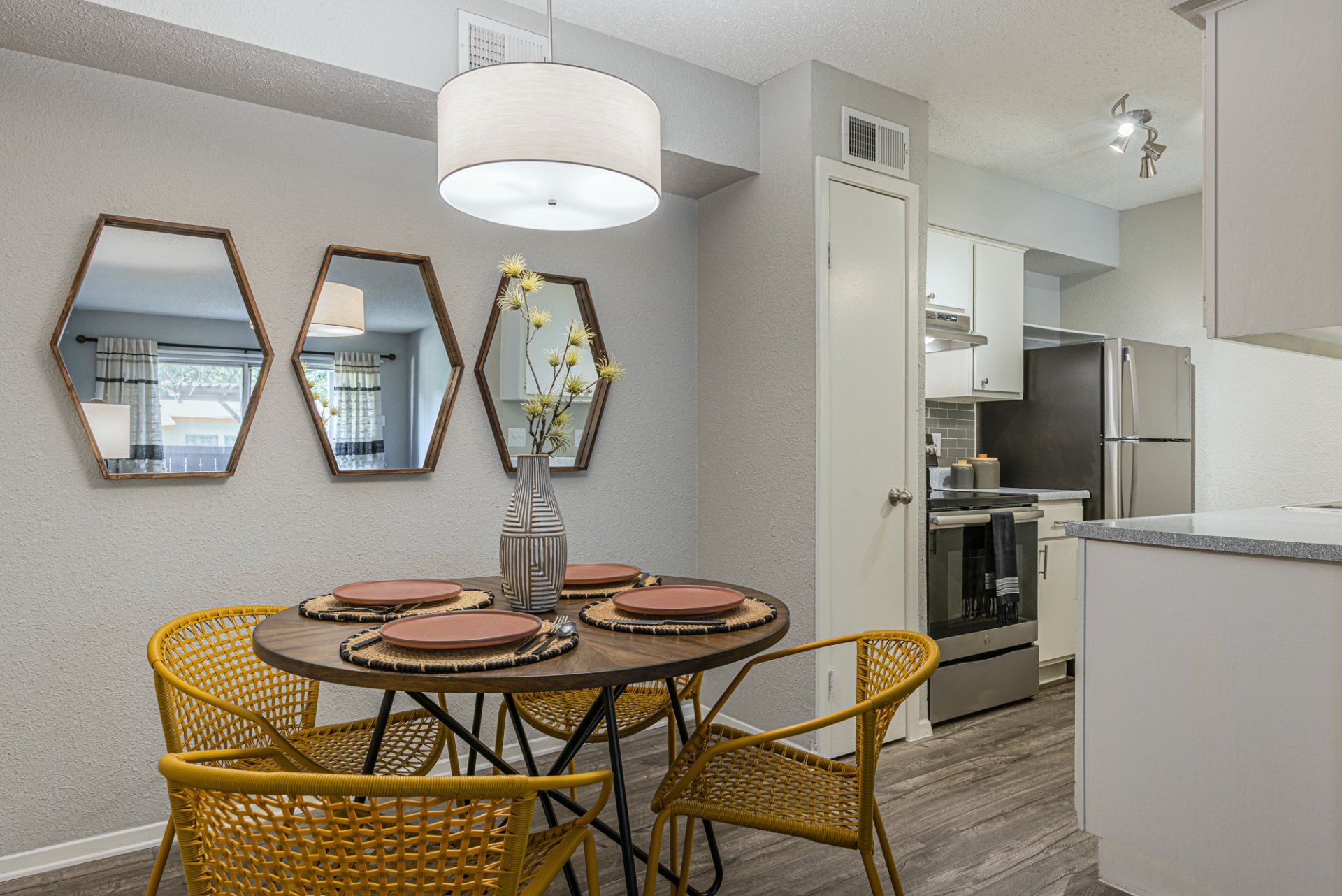 WELCOME HOME | 2121 APARTMENTS