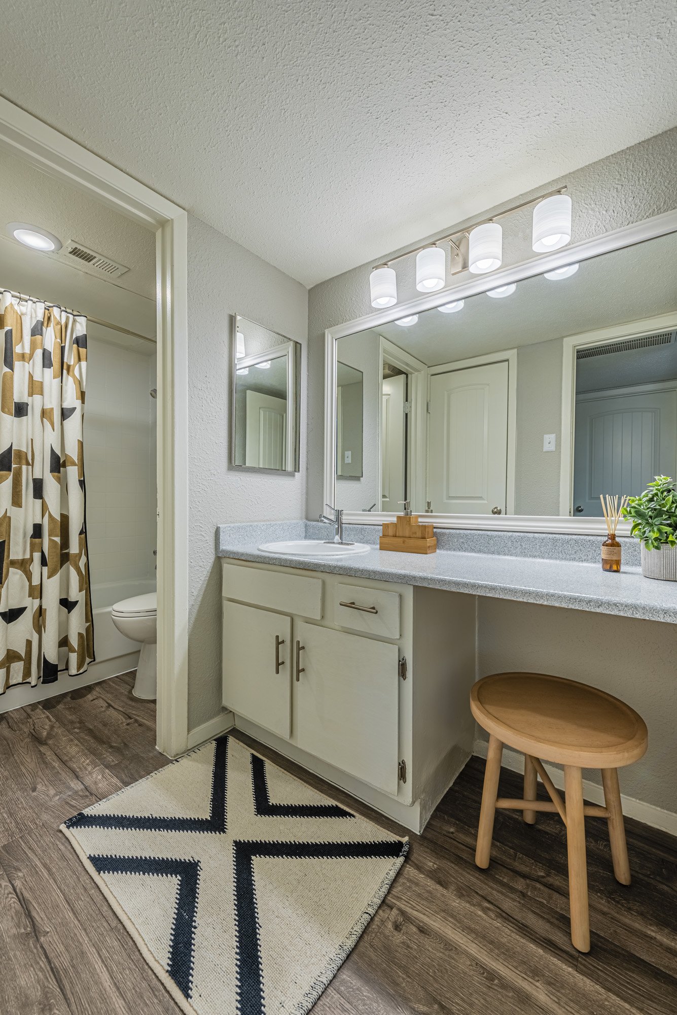 WELCOME HOME | 2121 APARTMENTS