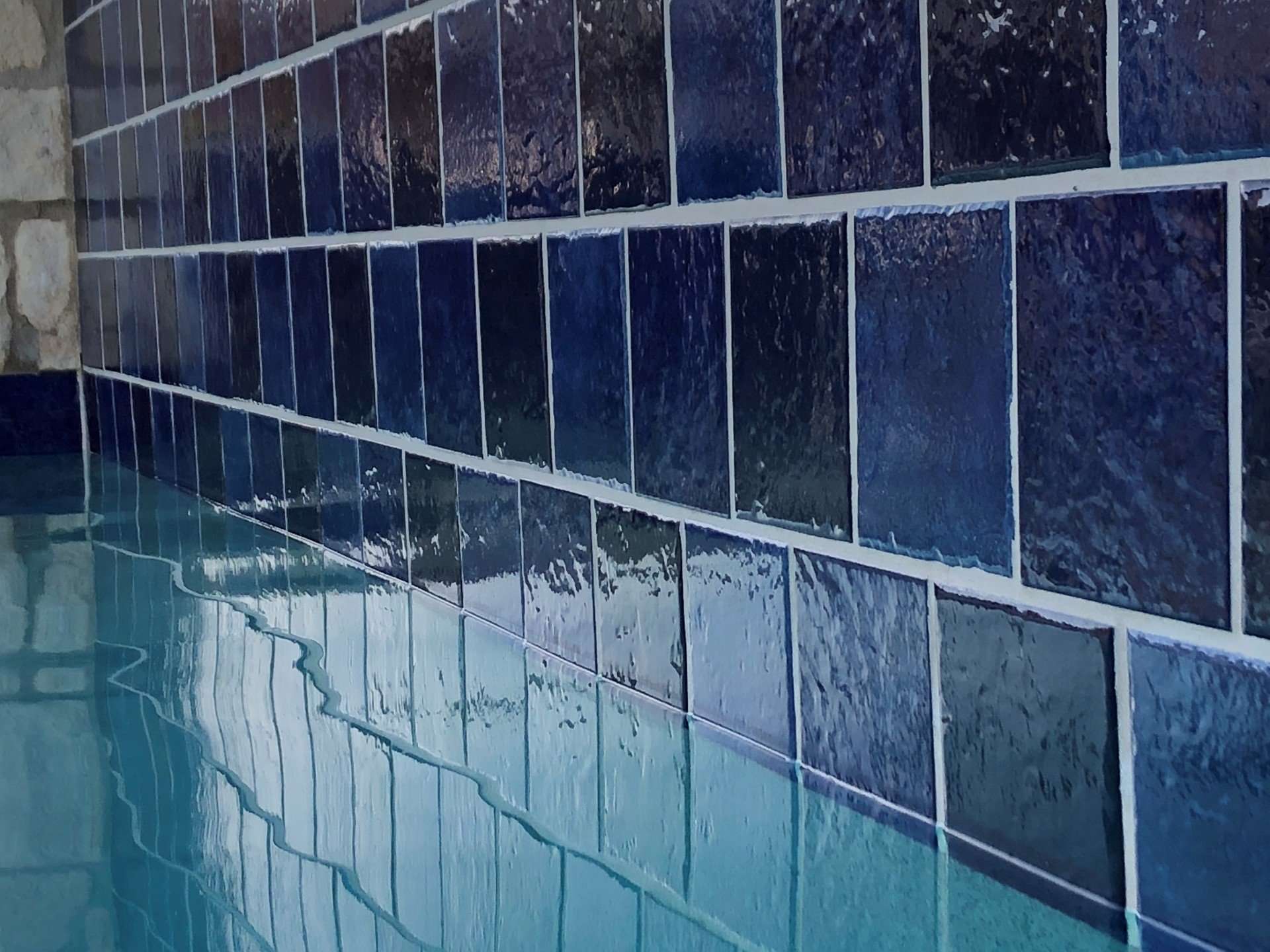 TR3 | Makes Old Damaged Pool Tiles and Glass Look New Again