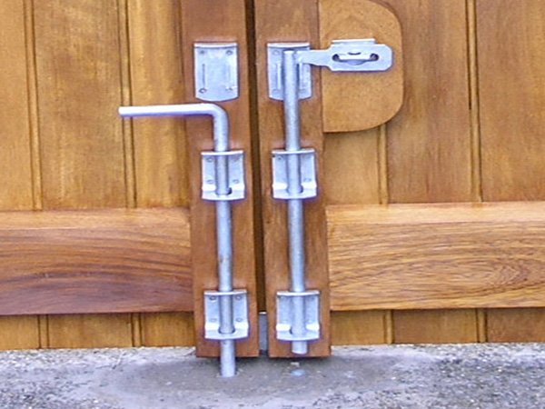 Contemporary driveway gates | Oak Gate Joinery Ltd