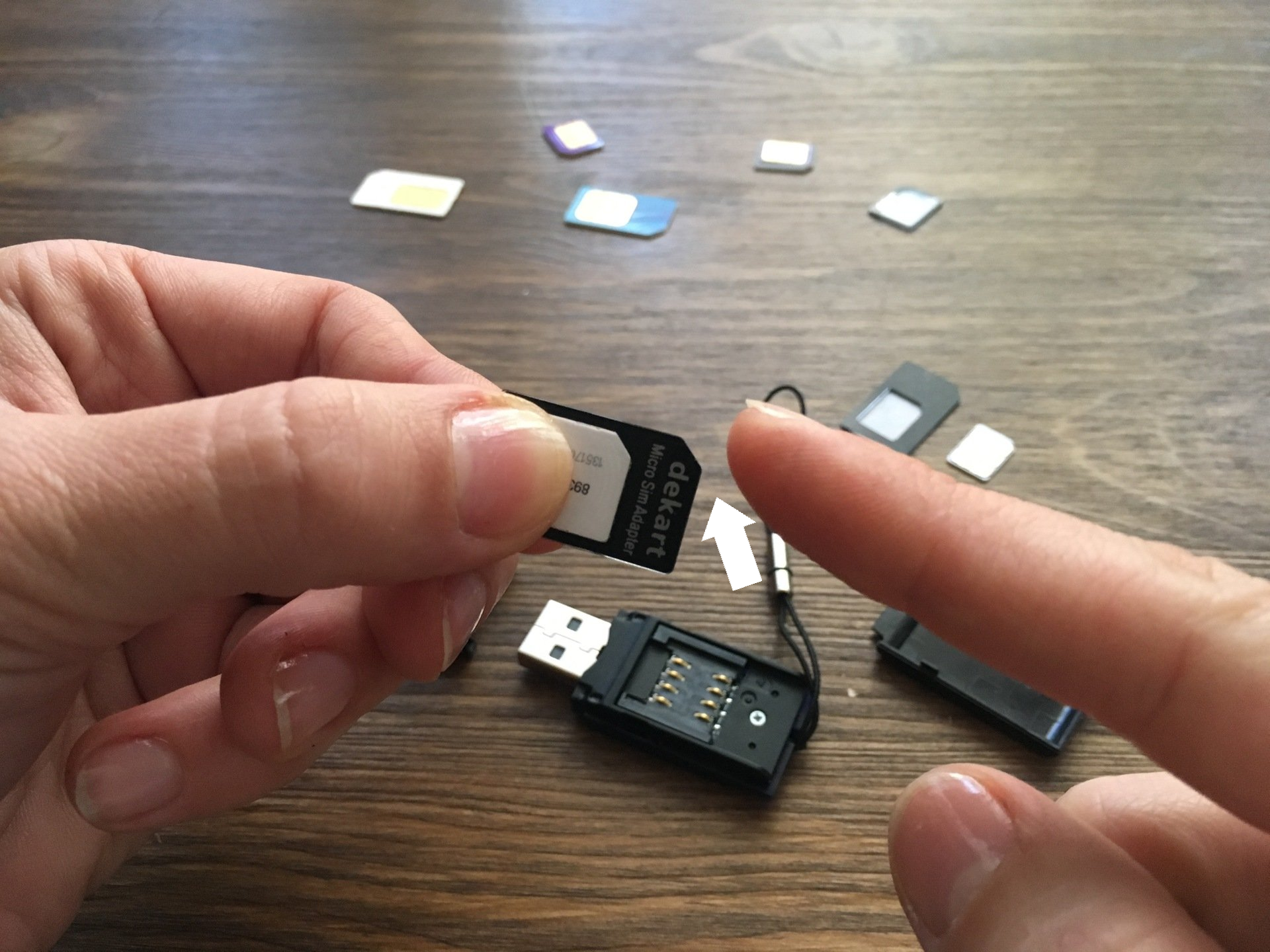 (PHOTO)How to insert the SIM card into the new Dekart SIM Reader.